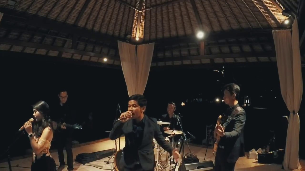 GLO Band Bali at Nusa Dua Beach Hotel - YouTube