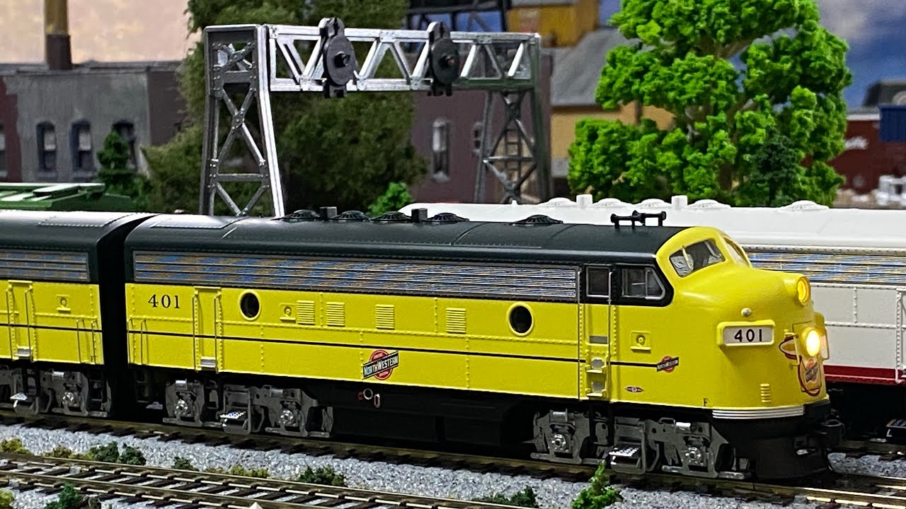 Slow Start to the Morning | CNW Meets CNW - HO Scale Model Trains - YouTube
