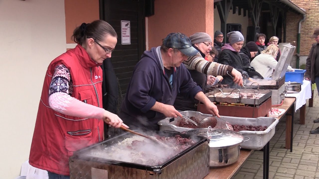 Tradicija svinjokolja u Horgošu - YouTube