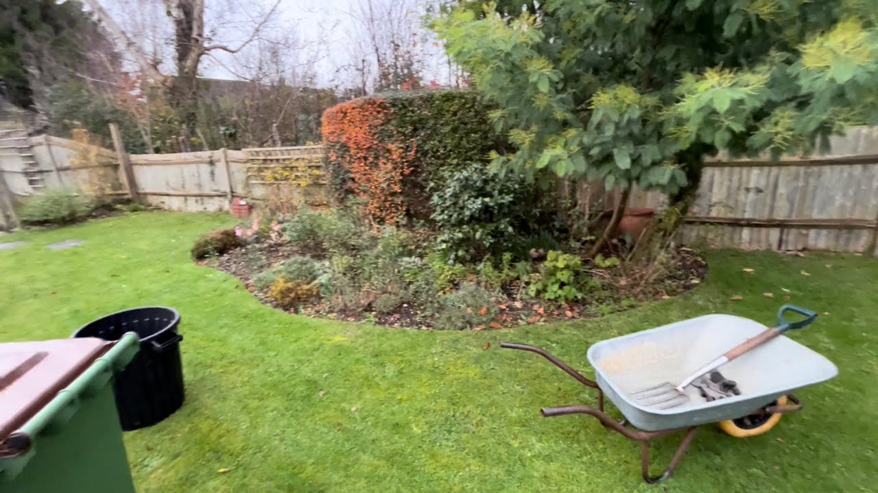 Tidying weeding & Mulching a Border ready for Spring🌼 - YouTube
