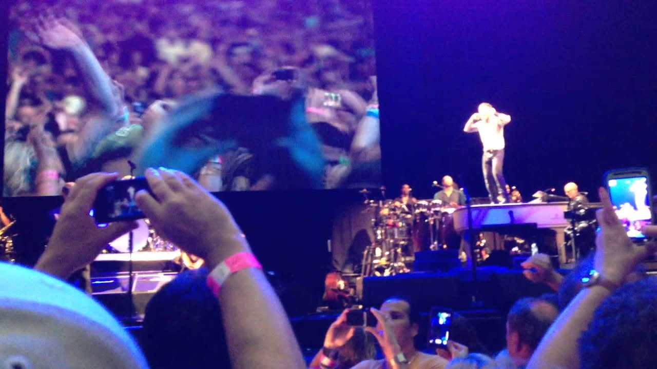 Bruce Springsteen falls down backwards after pulling his mic stand on ...