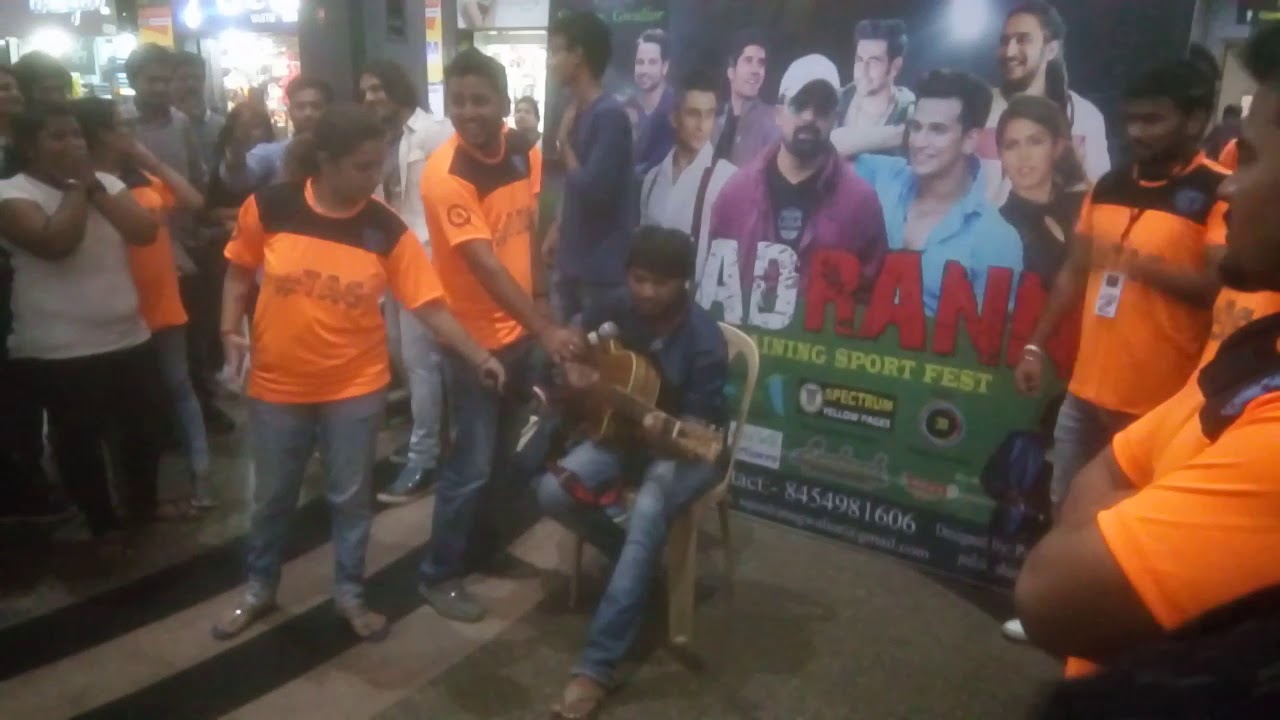 Rohit soni sing and play guitar in DD mall of nikhil sachdeva roadies ...