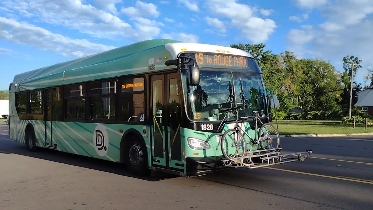 Westbound DDOT bus 1828 XD40 NFI 2018 on Route 15 Chicago-Davison to ...