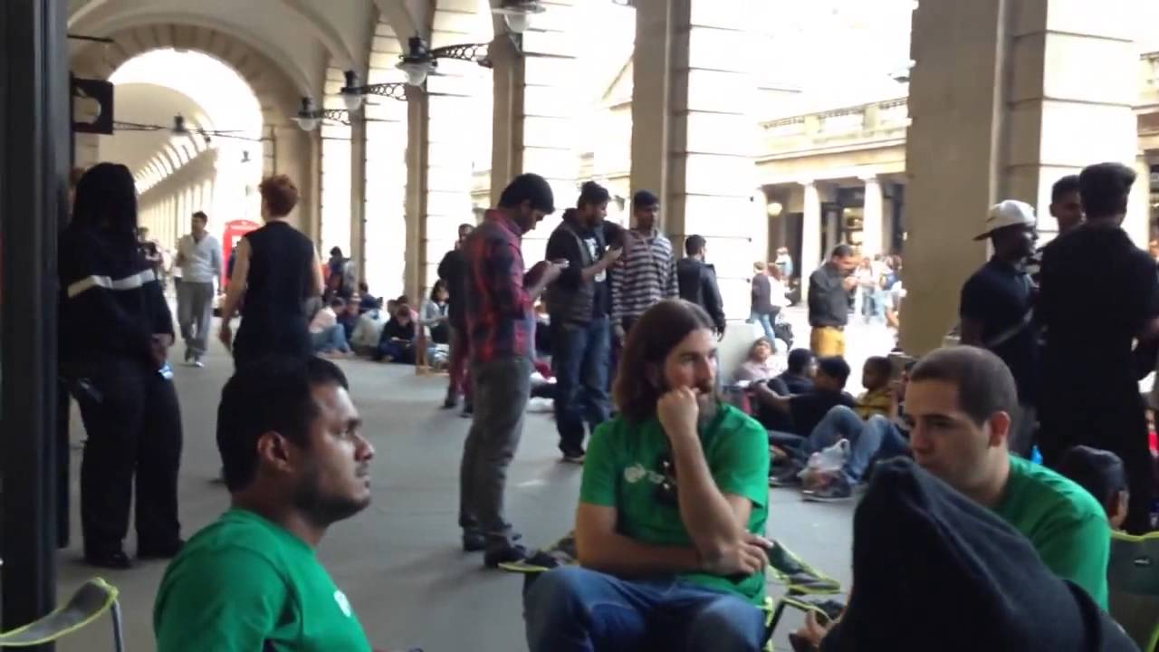 iPhone 6 fan camps London Apple store Covent Garden - YouTube