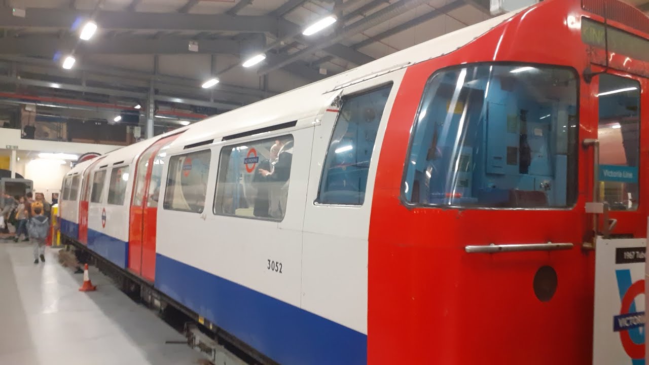 (Open Day) - Preserved - 1967 Tube Stock - (Carriage - 3052) - Inside ...