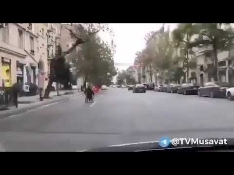 Şuşanın kurtarılmasını kutlamak için Azerbaycanda Türk bayrağı ile sokağa çıkan bir kardeşimiz. 🇹🇷🇦🇿