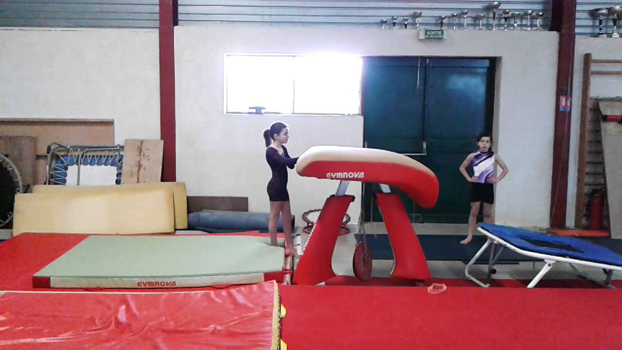saut de main tendu avant caro - YouTube