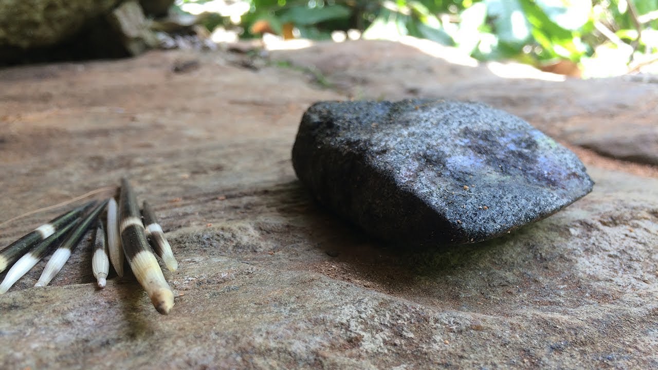 How to Make a Primitive Day's Stone Hand axe ( Biface Making Process ...