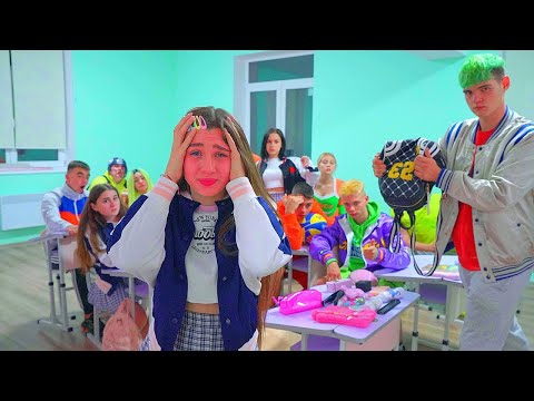 May bagong guro ang paaralan! Ano ang itinago ni Diana sa kanyang backpack?