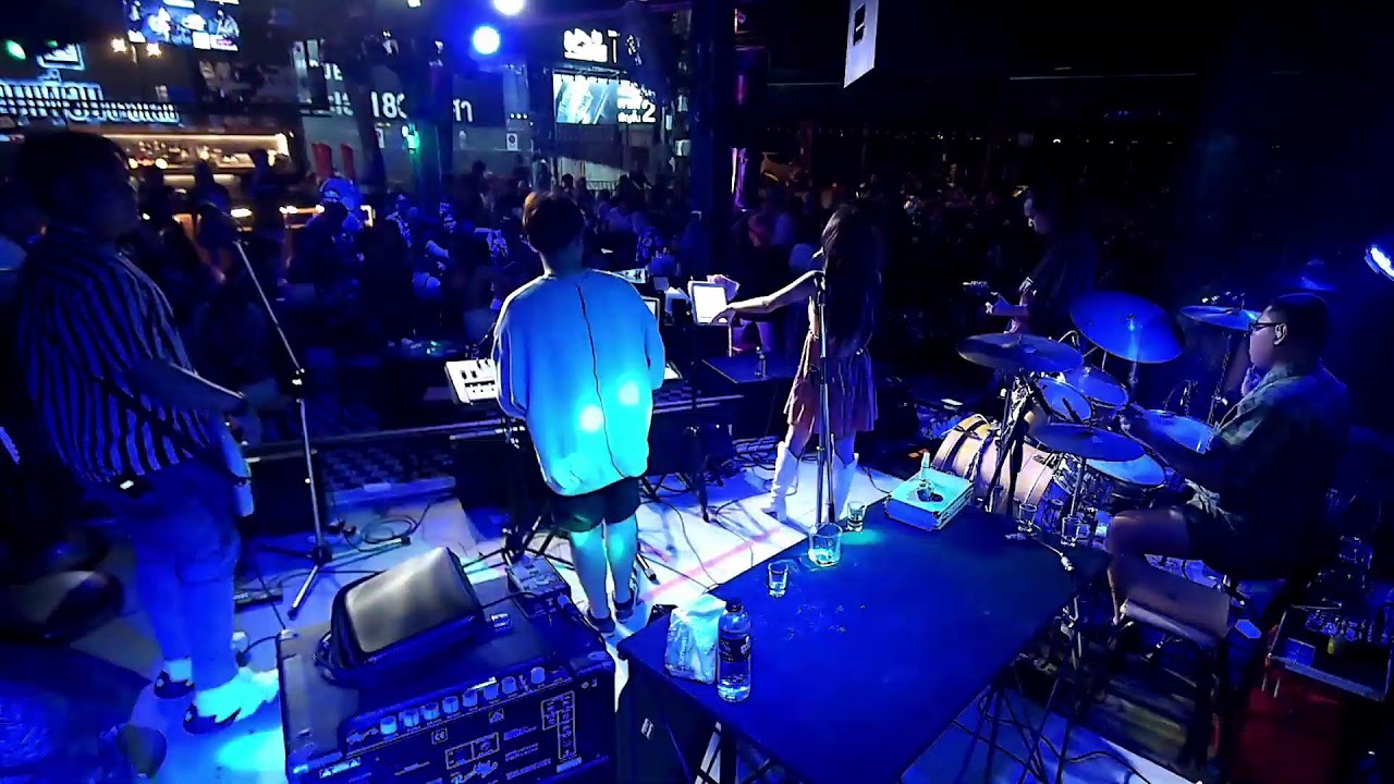 วง the 3b band ร้าน บ้านเพื่อน บางแสน - YouTube