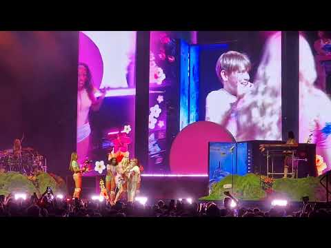 Zara Larsson dancing with a young fan at \