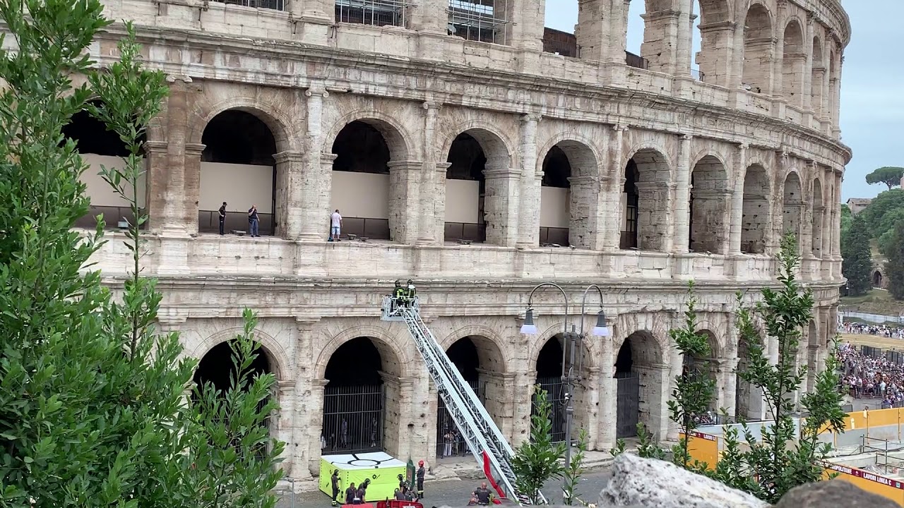 Rome 2019: Incident at the Colosseum - YouTube
