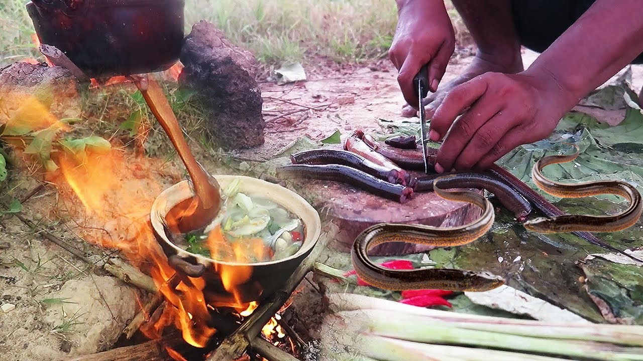 Homeless Man cooked an ancient eel In Pot Clay And Eating Delicious ...