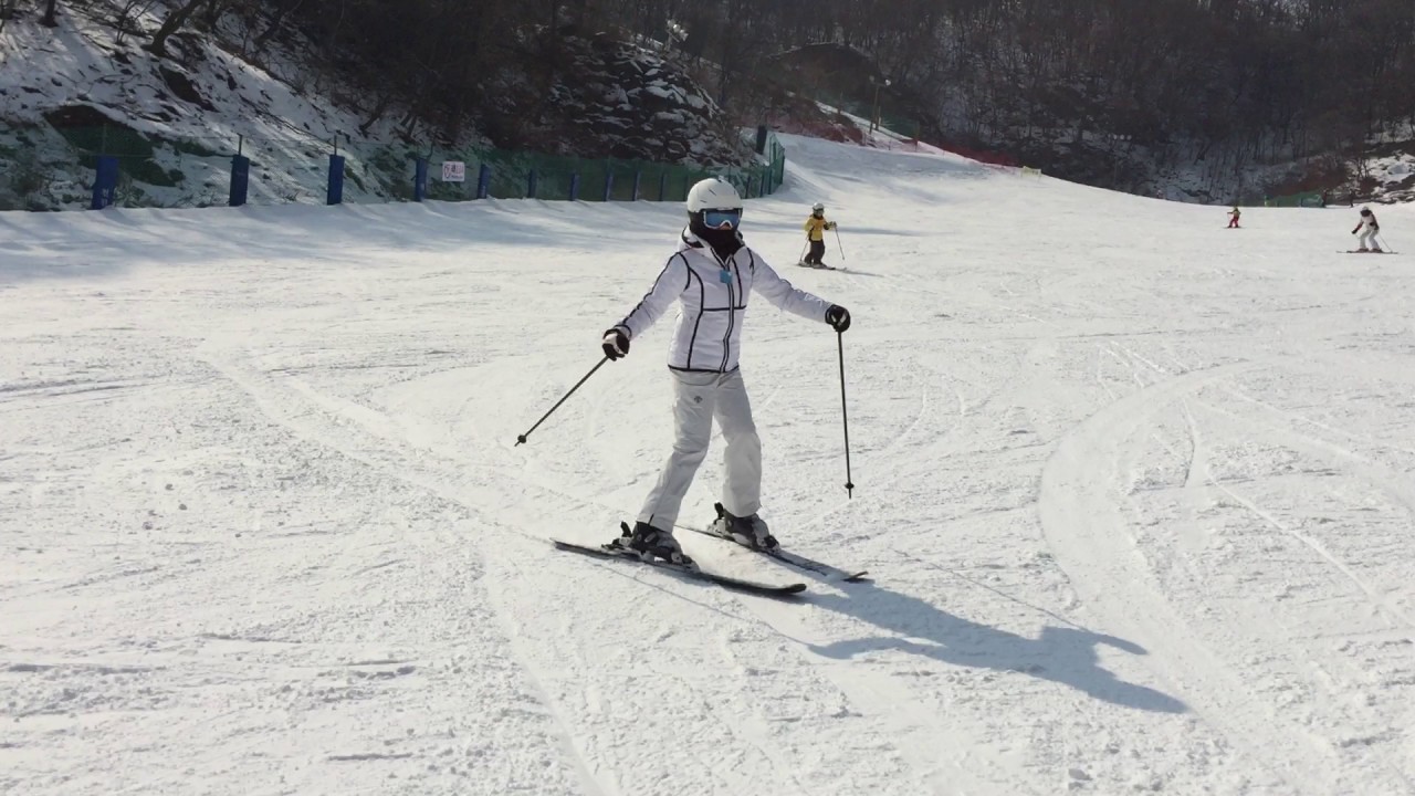 Rachel Shin's Skiing at Starhill R Line to Ski Base - YouTube