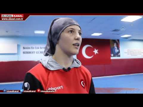 Kadın güreşçiler sıkı çalışıyor