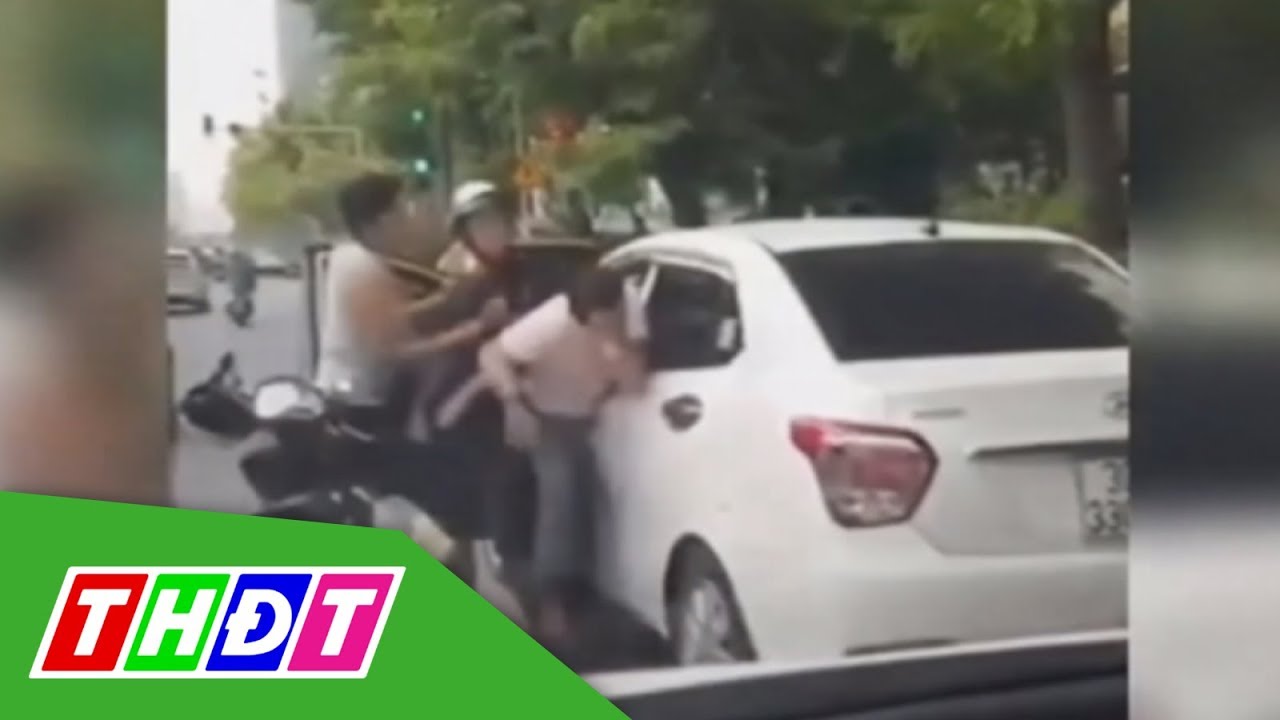 2 người đàn ông đánh tài xế ô tô sau va chạm | THDT - YouTube