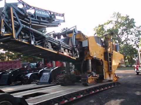 loading a milling machine on a trailer - YouTube