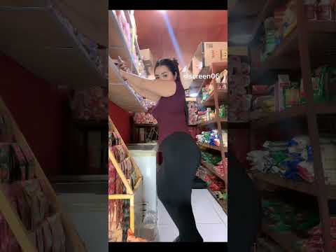 mutia jagain warung sambil g0y4n9