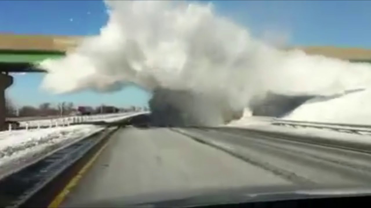 Truck with roof full of snow hits bridge - YouTube