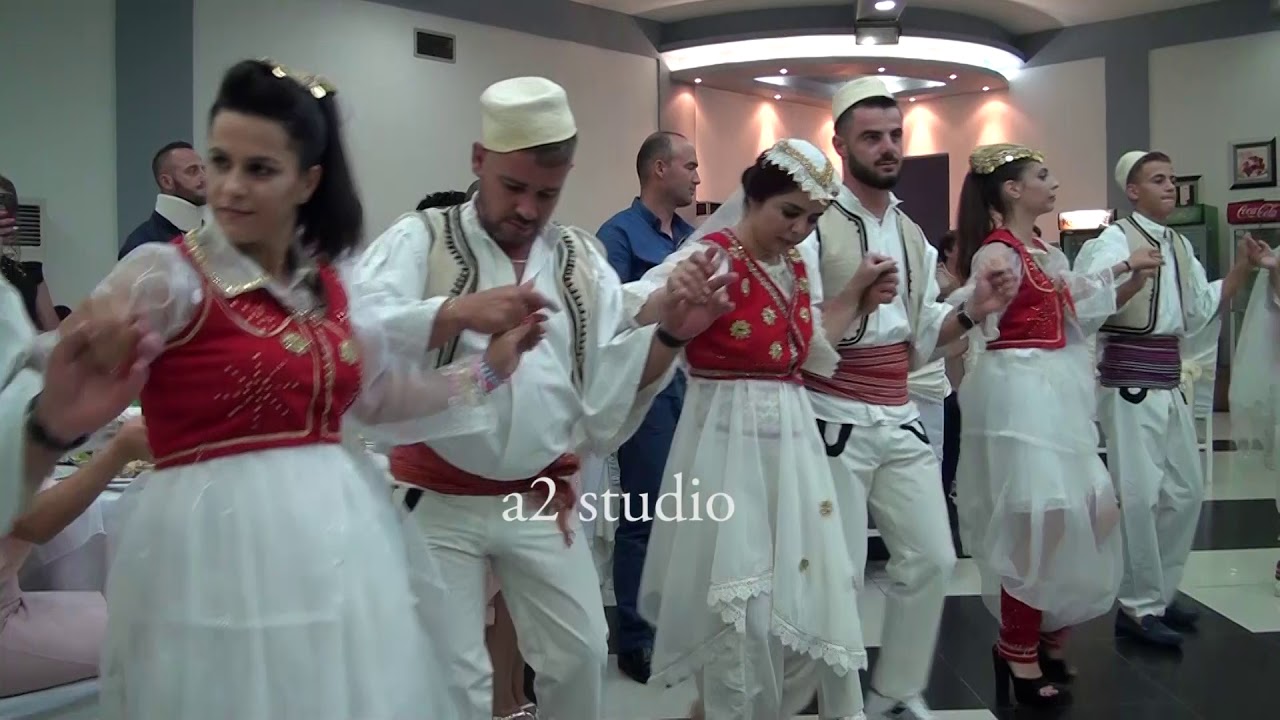 Valle me kostume popullore ne dasmen Gramshake - YouTube