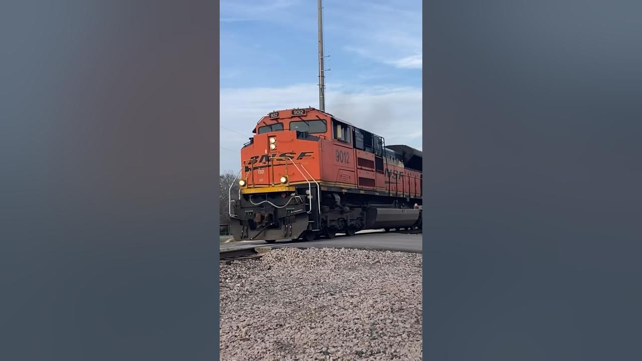 BNSF #9012 at Mingo Siding - YouTube