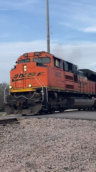 BNSF #9012 at Mingo Siding - YouTube
