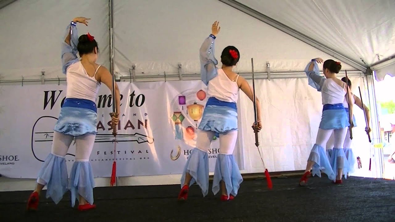 Chinese Sword Dance at Cleveland Asian Festival - YouTube