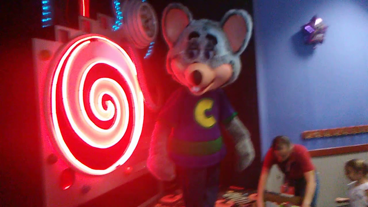 Chuck E. Cheese: Lend a helping hand epic fail (Animatronic version on ...