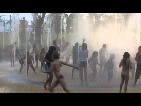 Crianças divertido com chafariz..