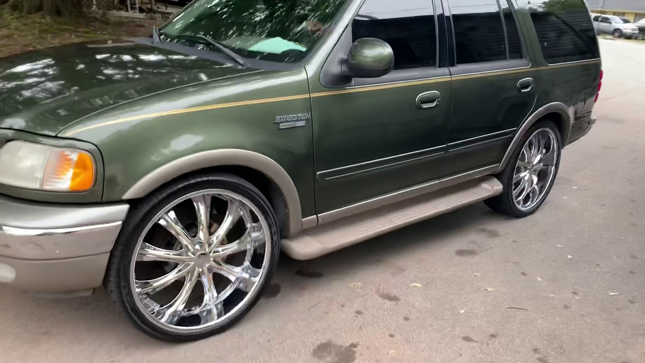 2000 Expedition on 26s - YouTube