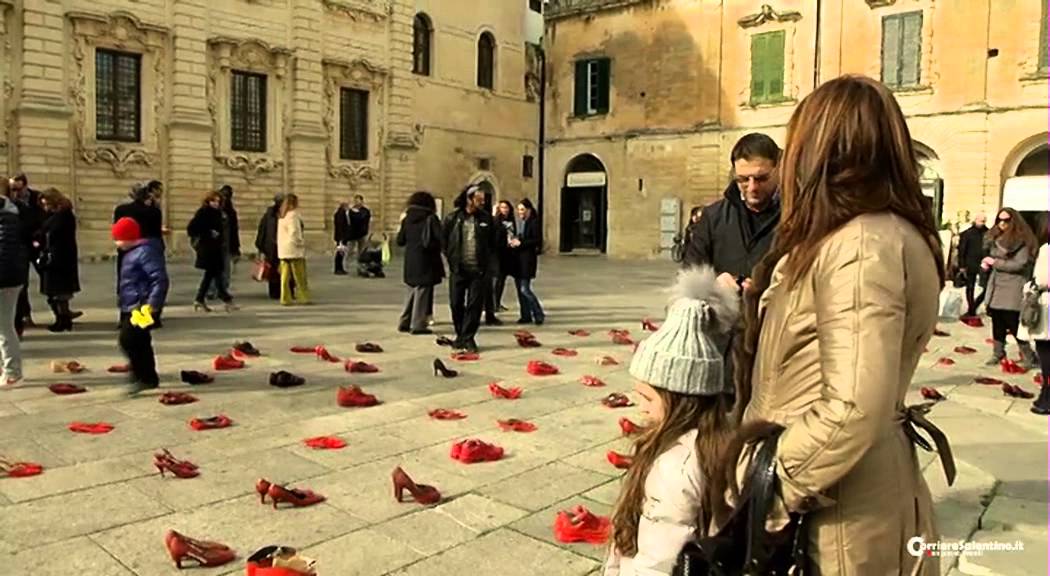Salento a pArte: Centinaia di scarpe rosse in Piazza Duomo, "Zapatos ...