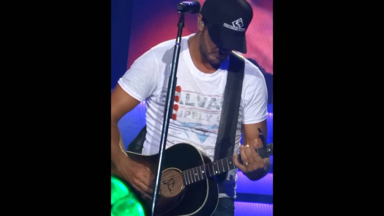 Luke Bryan singing Hunting Fishing Loving Everyday in Toronto on June ...