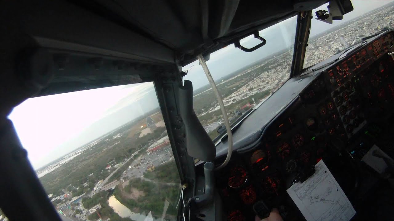 Boeing 737 300 cockpit view landing - YouTube