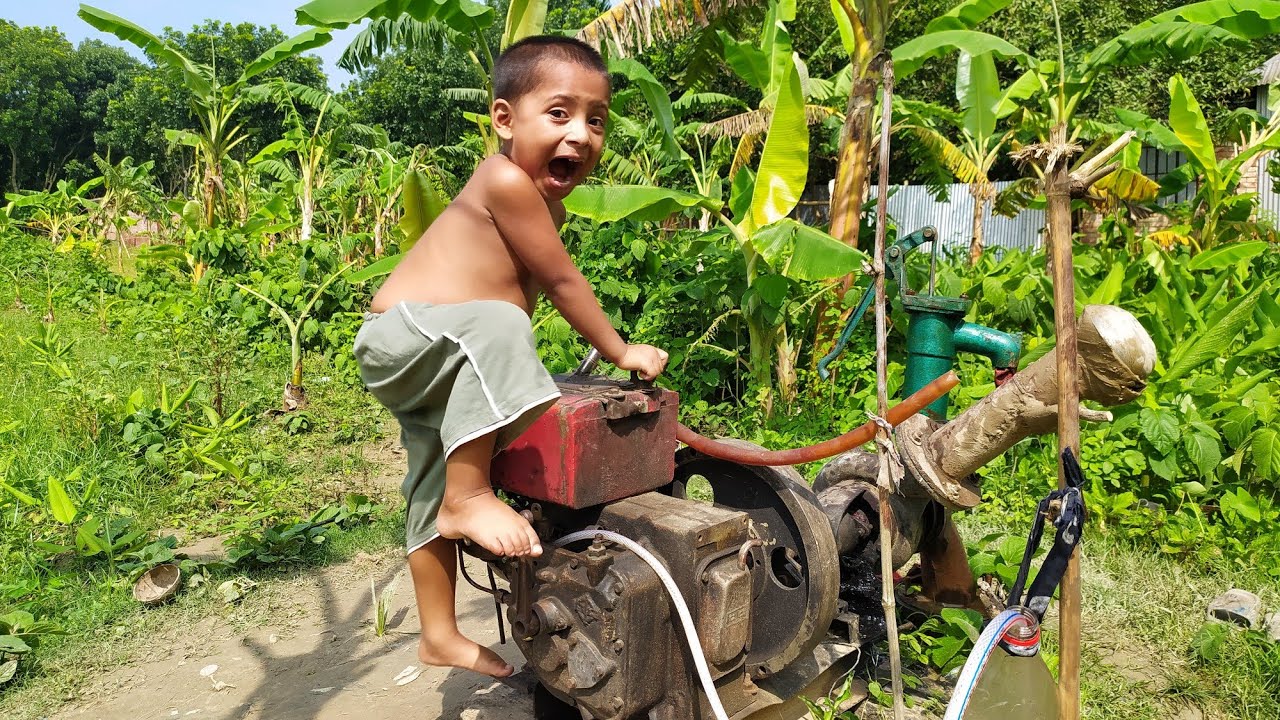 How does this little boy turn the handle to the engine auto mobil ...