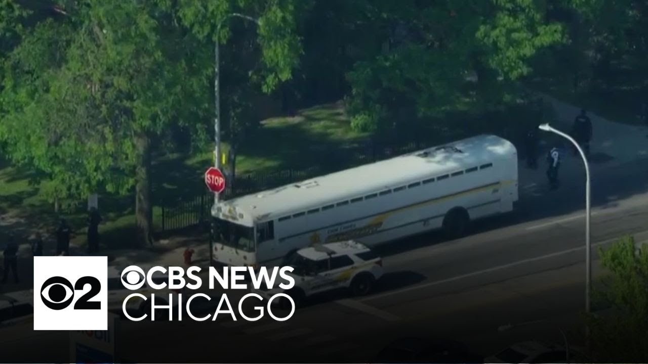 Chicago Police respond to broken-down Cook County prisoners' bus - YouTube