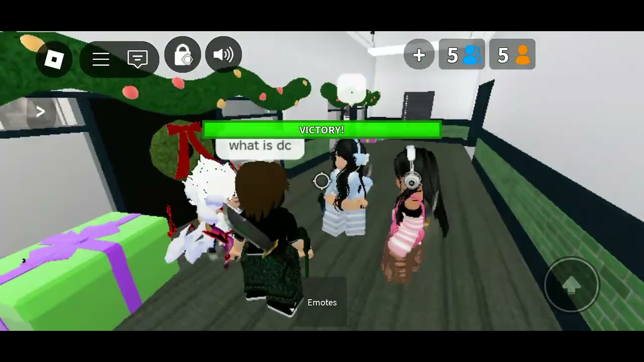 playing mm2 with @MoonLovesBlue and @eliana @lilly and @tay - YouTube