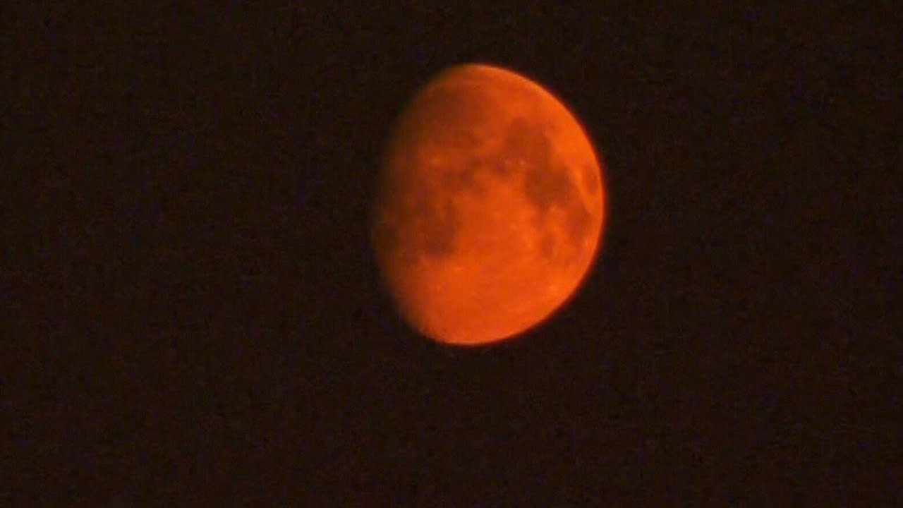 Extended: Red moon appears over Calgary amid smoke warnings - YouTube