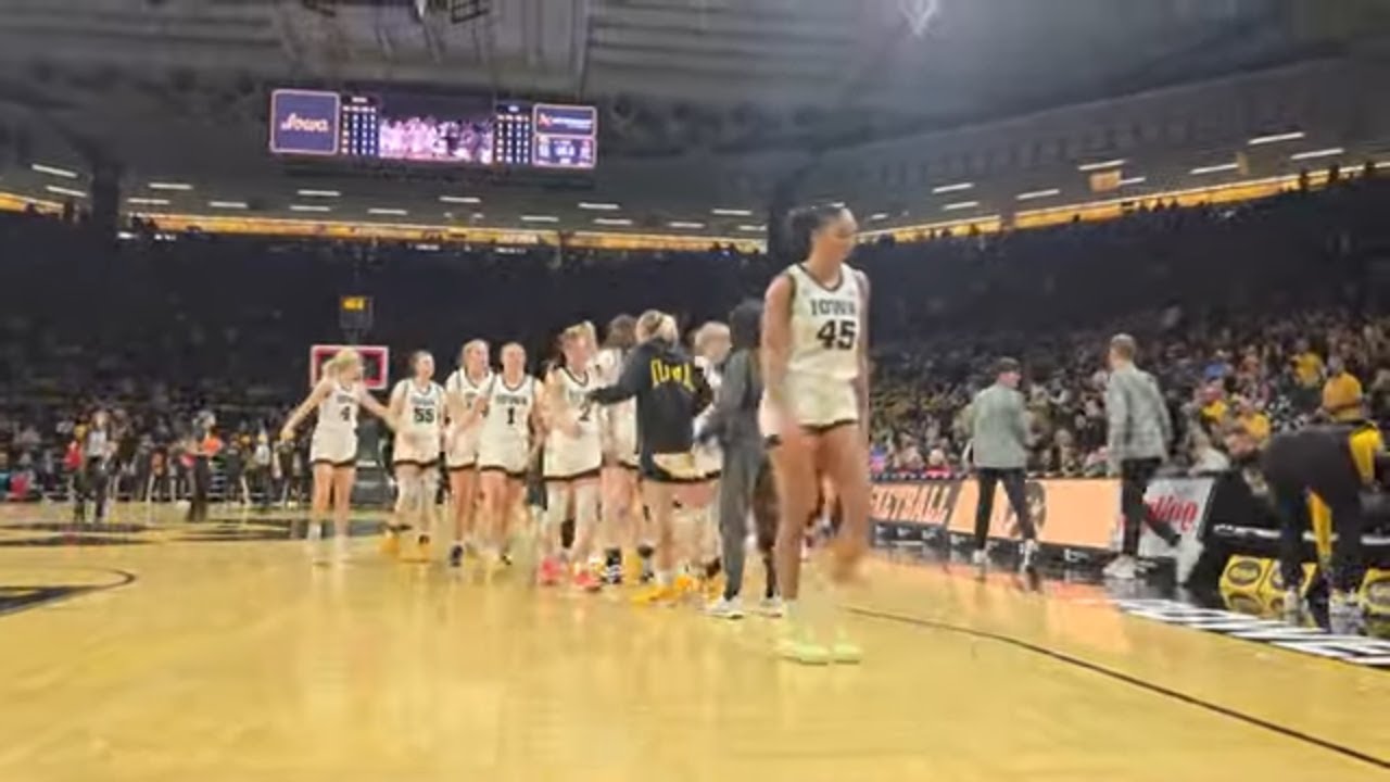 Iowa Hawkeyes Head To Locker-Room Up At Half Over UNI #hawkeyes - YouTube