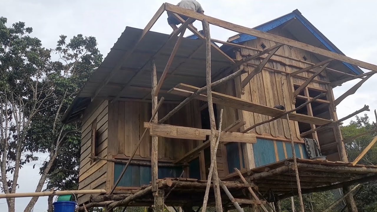 pemasangan ziink untuk atap teras pondok kebun tepi sungai - YouTube