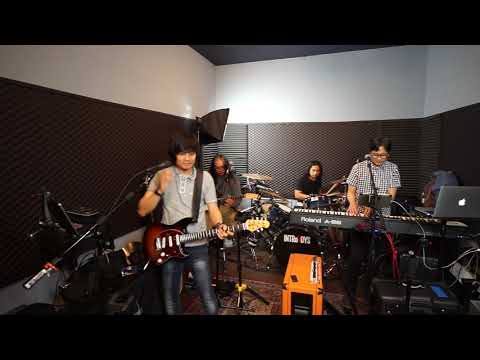 Jonathan Buencamino and his band INTRoVOYS sings their original song ...