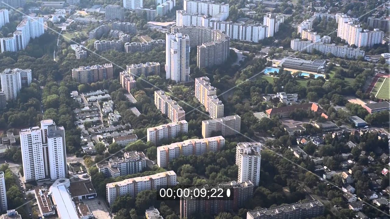 Wohnsiedlungen mit Neubau- Hochhauswohngebäuden der Gropiusstadt in ...