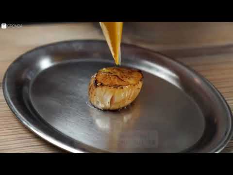 Signature Dish von Tohru Nakamura  Jakobsmuschel  Karotte  Kombu   Geisels Werneckhof Mόnchen Mpgun