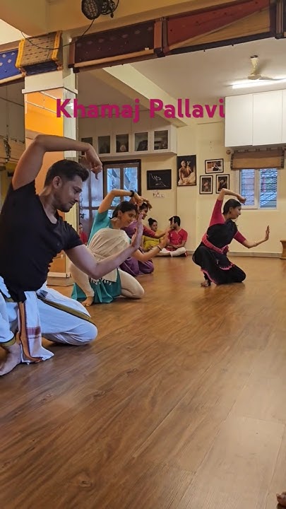 Khamaj Pallavi choreographed by Guru Kelucharan Mohapatra. #odissi #dance #khamaj #pallavi - YouTube