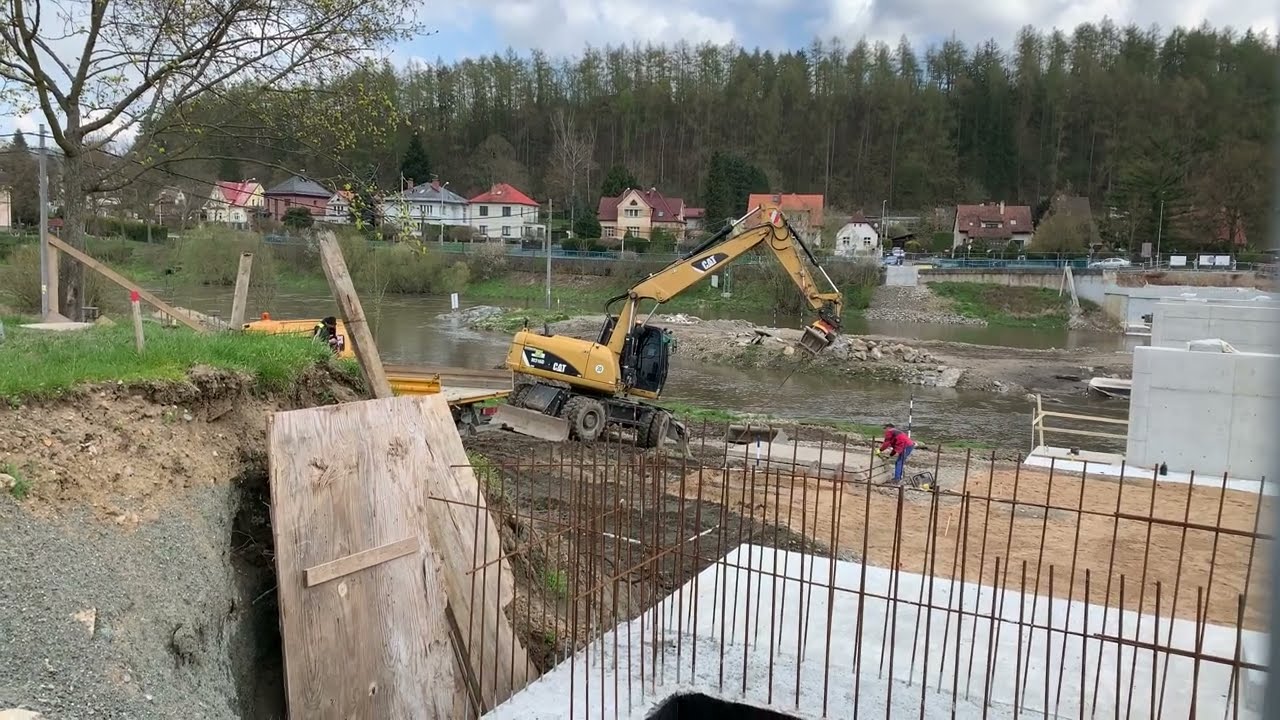 WORK OF AN EXCAVATOR. BRIDGE CONSTRUCTION - YouTube