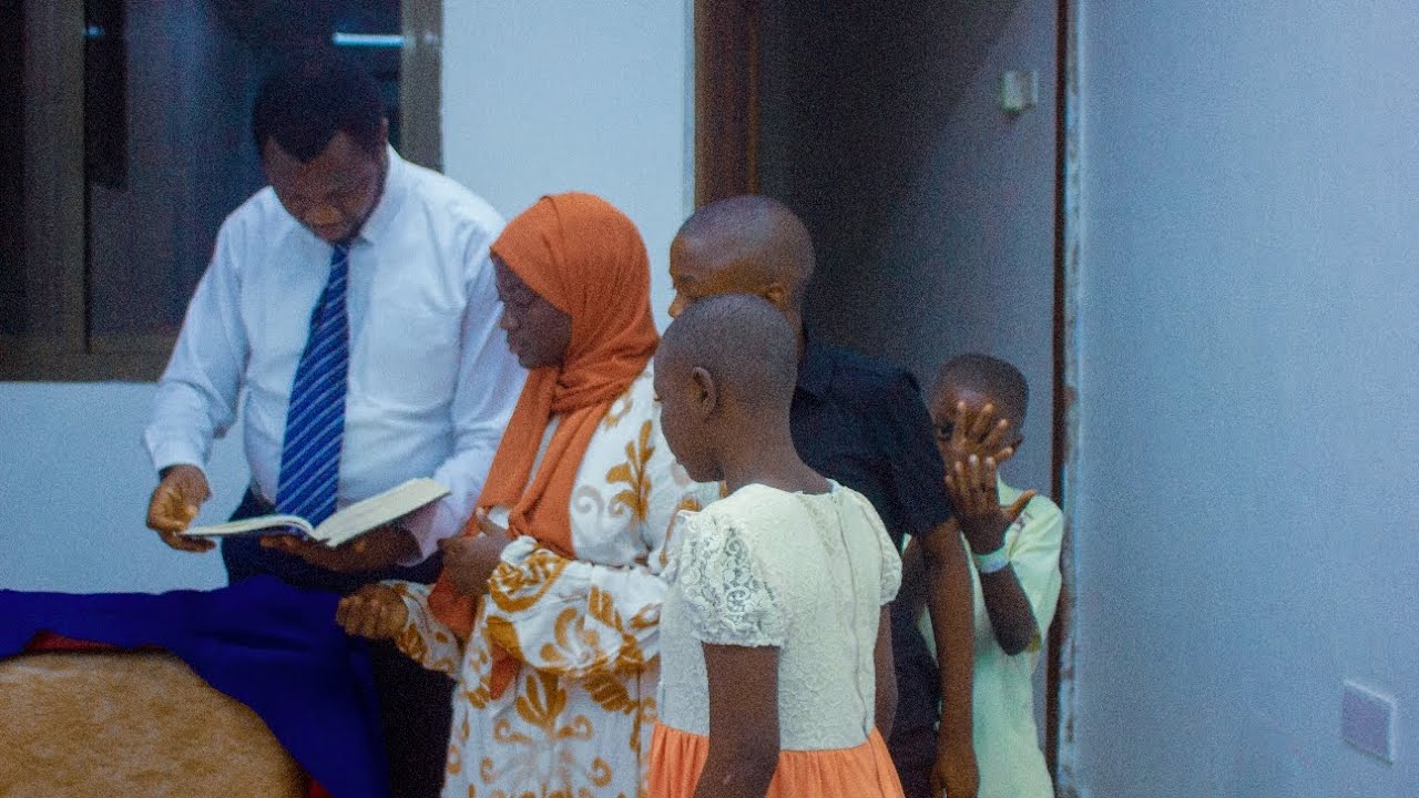 MWAIPOPO AVAMIWA NA FAMILIA YAKE - YouTube