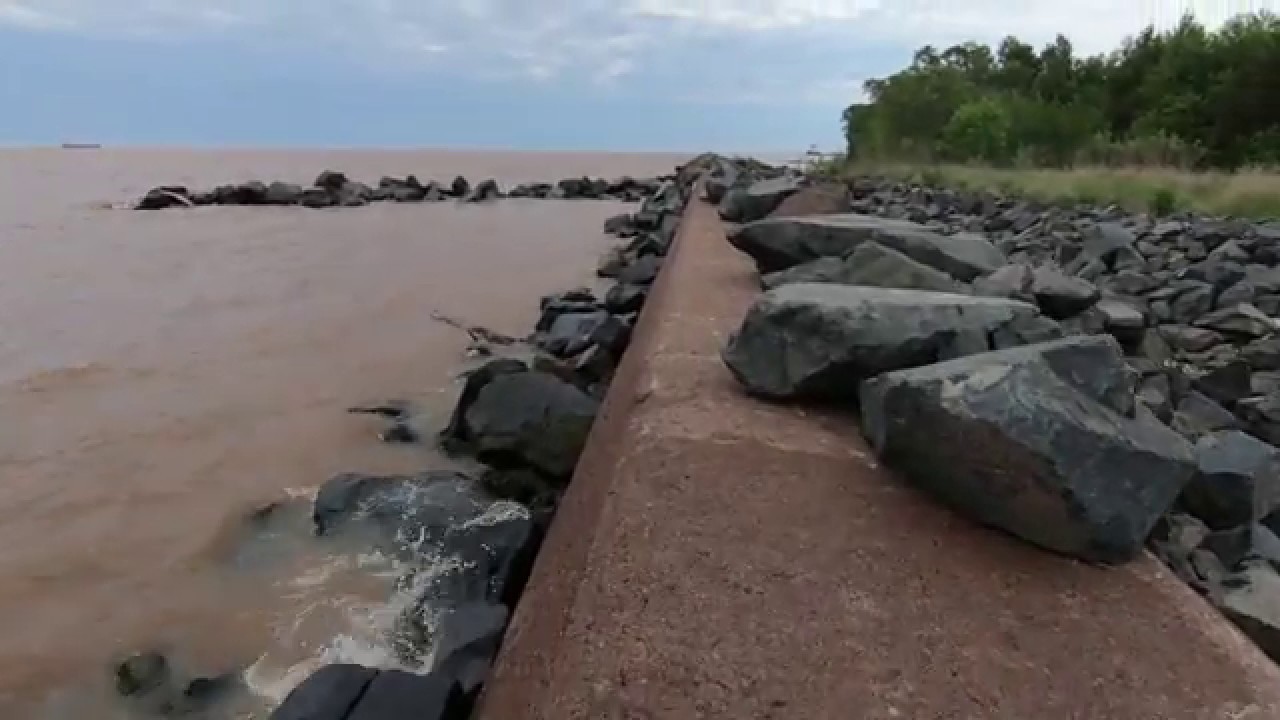 Walking out to Duluth Entry Lighthouse on Minnesota Point - YouTube