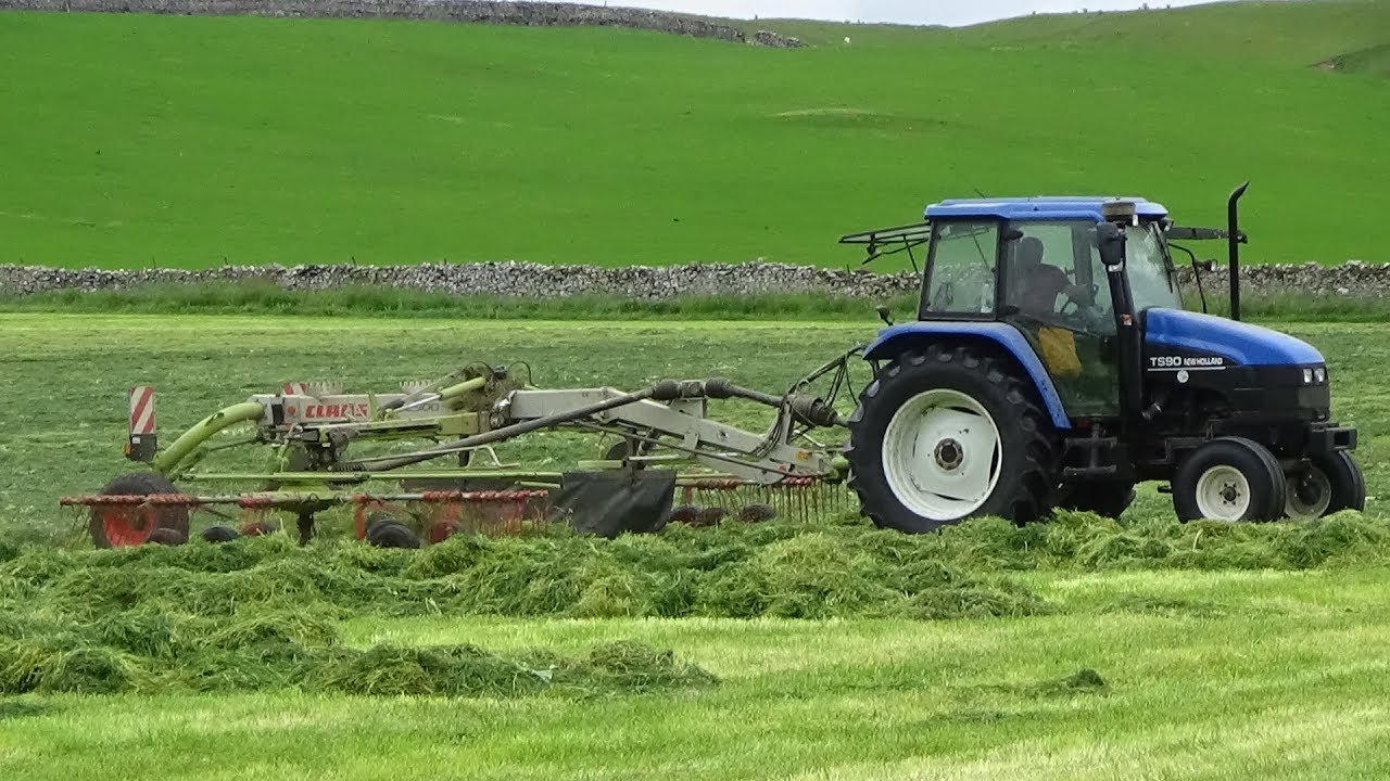 Cumbrian Silage - Rowing up Grass with New Holland TS90 & Claas ...