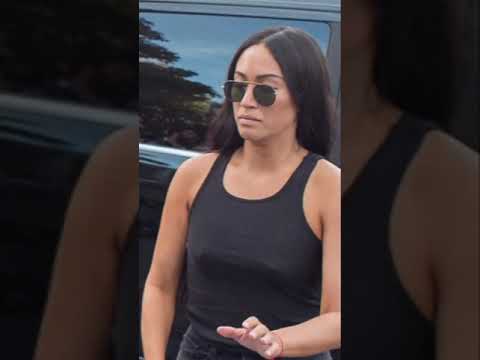 kelly jenner got attack on her ass in Paris 🤣🍑😝