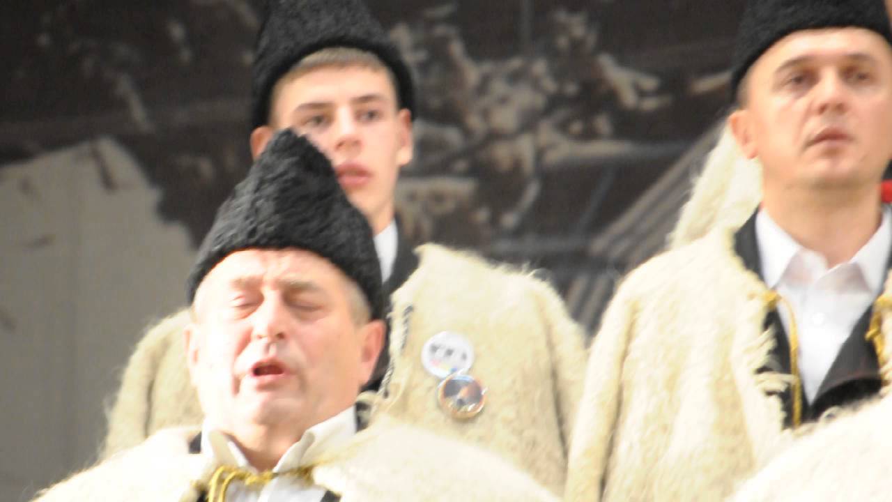 Corul barbatesc din Finteusul Mare - Colind - YouTube