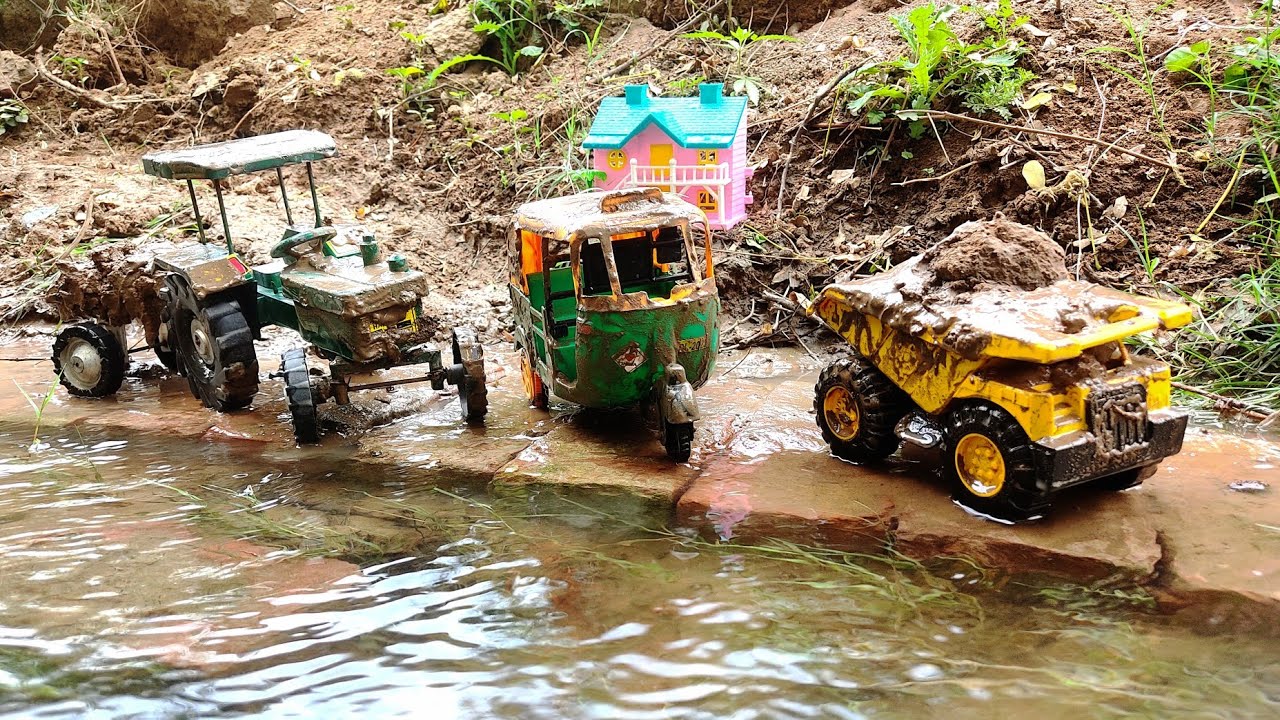Muddy Auto Rickshaw Tractor Help John deere Tractor And Water Jump ...